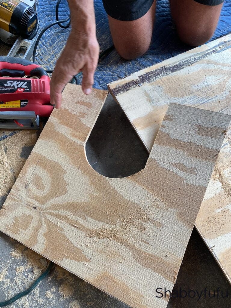 How To Build An Outdoor Cat House Shelter - DIY - shabbyfufu.com
