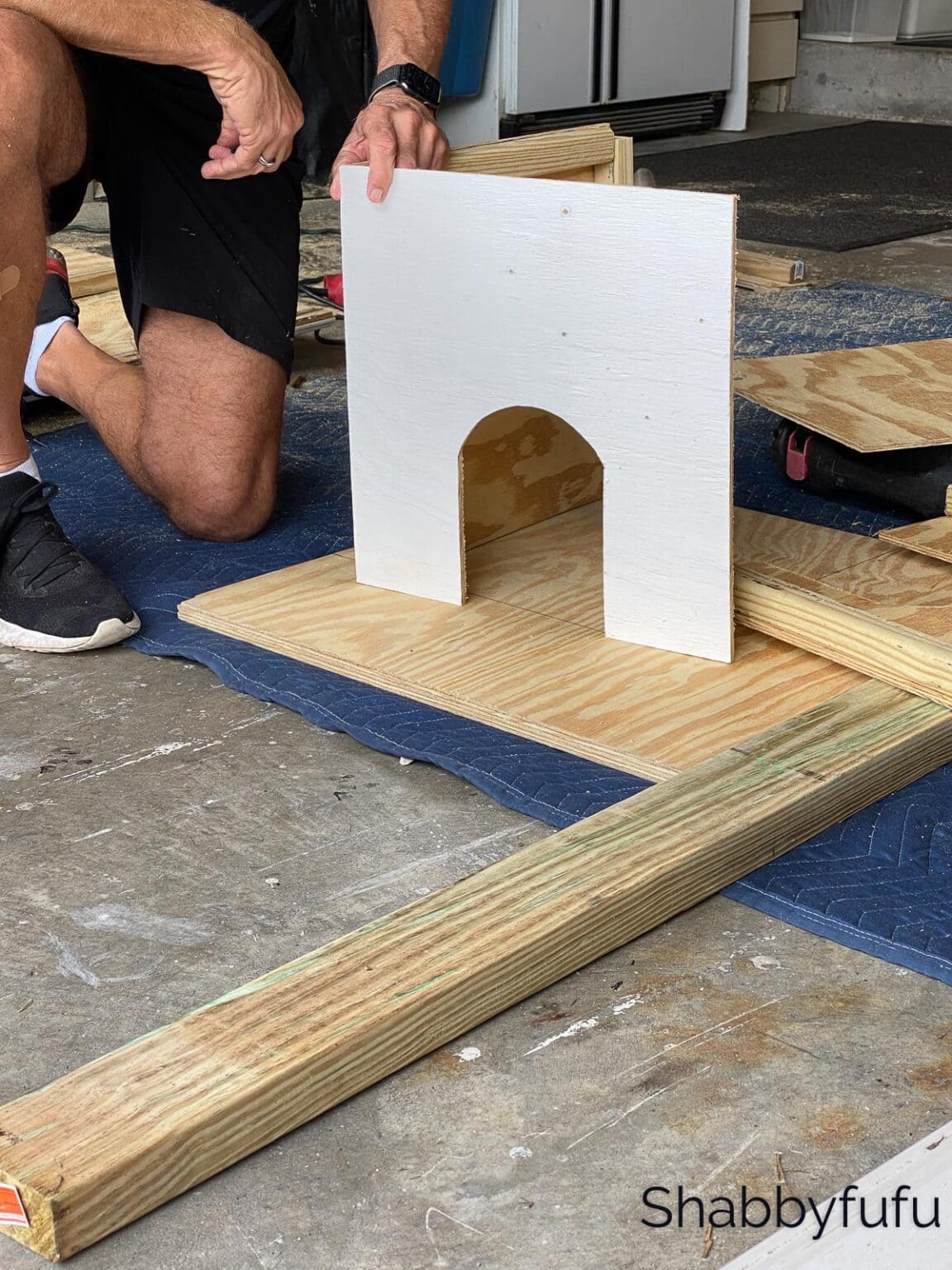How To Build An Outdoor Cat House Shelter - DIY - shabbyfufu.com