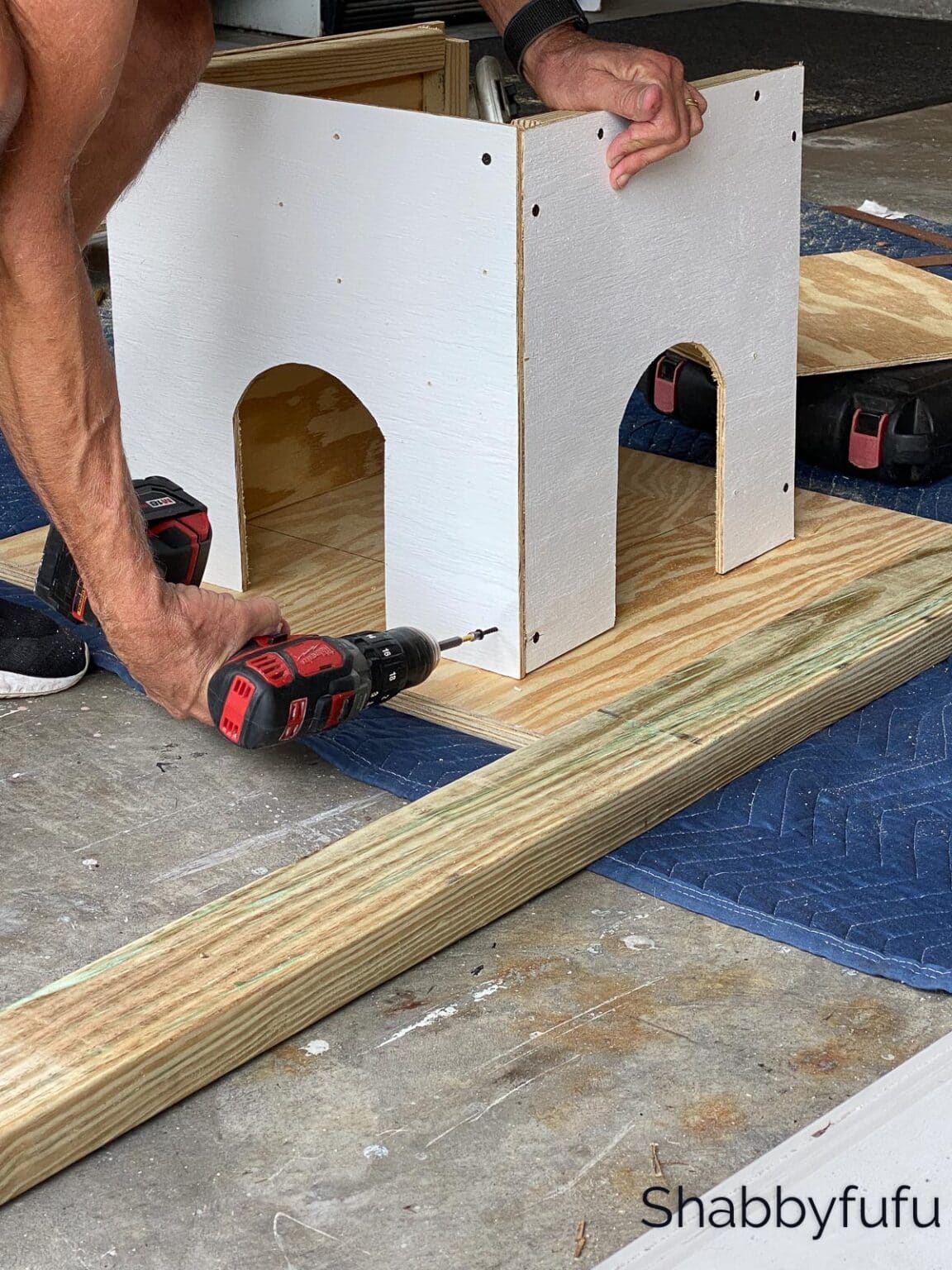 How To Build An Outdoor Cat House Shelter - DIY - shabbyfufu.com