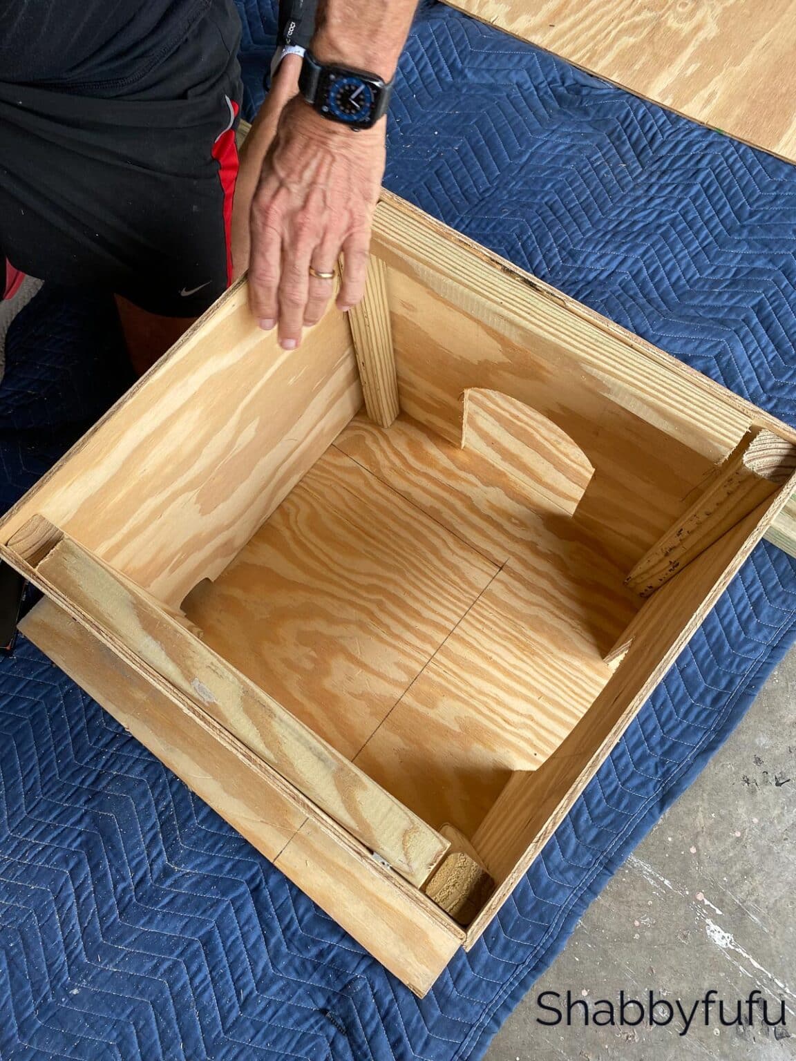 How To Build An Outdoor Cat House Shelter - DIY - shabbyfufu.com