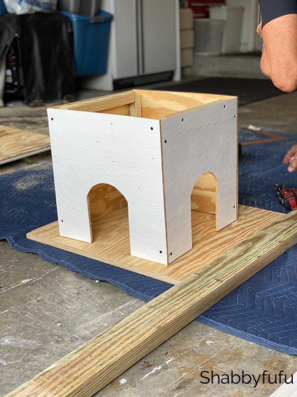 How To Build An Outdoor Cat House Shelter - DIY - shabbyfufu.com