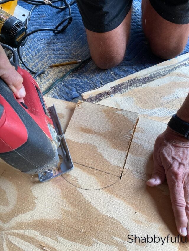 How To Build An Outdoor Cat House Shelter - DIY - shabbyfufu.com
