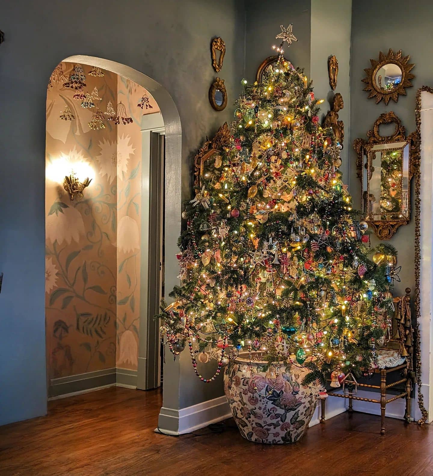 Nostalgic Holiday Decor: Creating Your Dream Vintage Christmas Tree ...